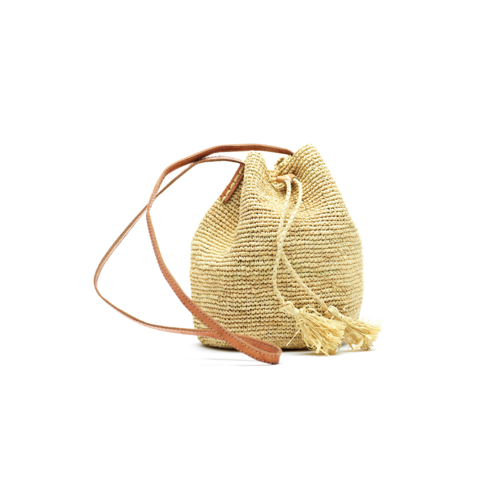 Sacs en raphia : voici les modèles incontournables du printemps été 2022